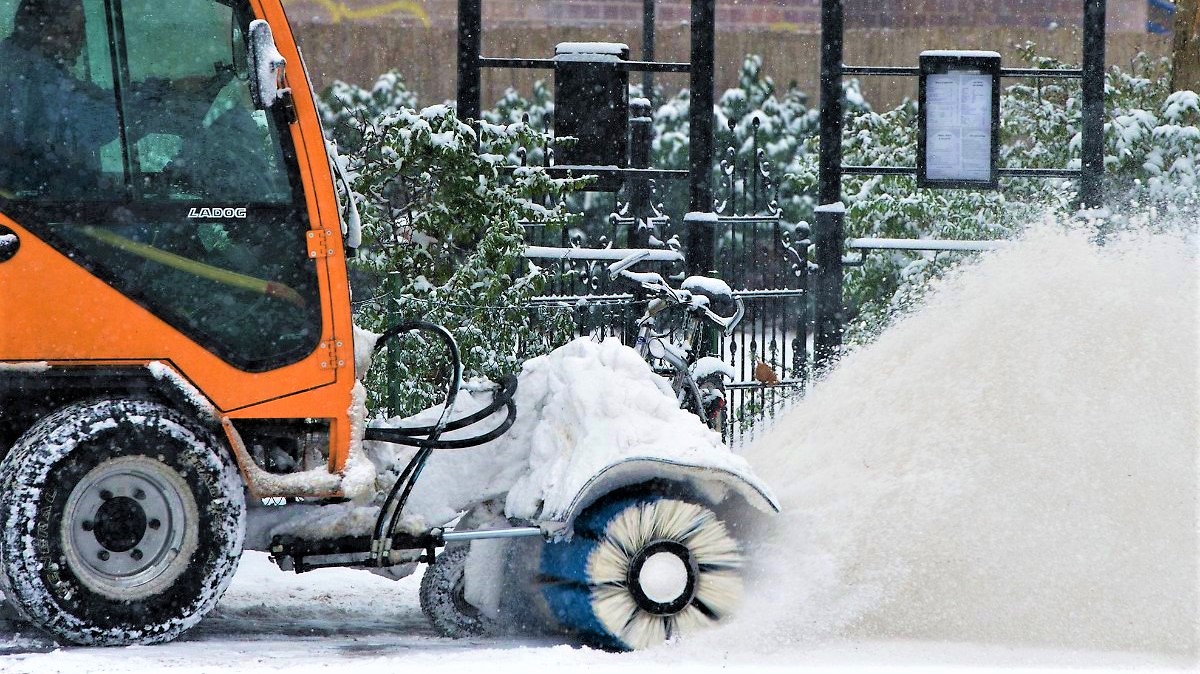 T1250 mit Schneekehrwalze
